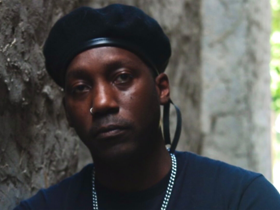 Berlin Post-Punk Artist Rosa Damask Performs a Stark, Minimalist ...